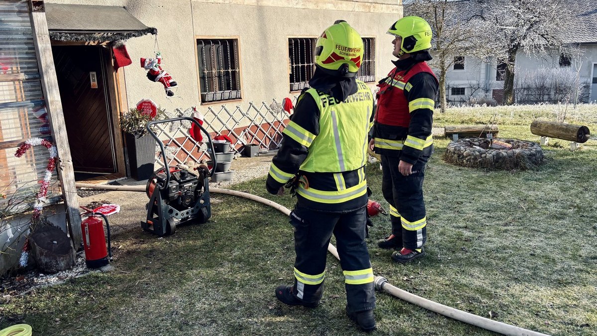 Vier Personen und ein Hund bei Wohnhausbrand in Schwaming gerettet - FF ...
